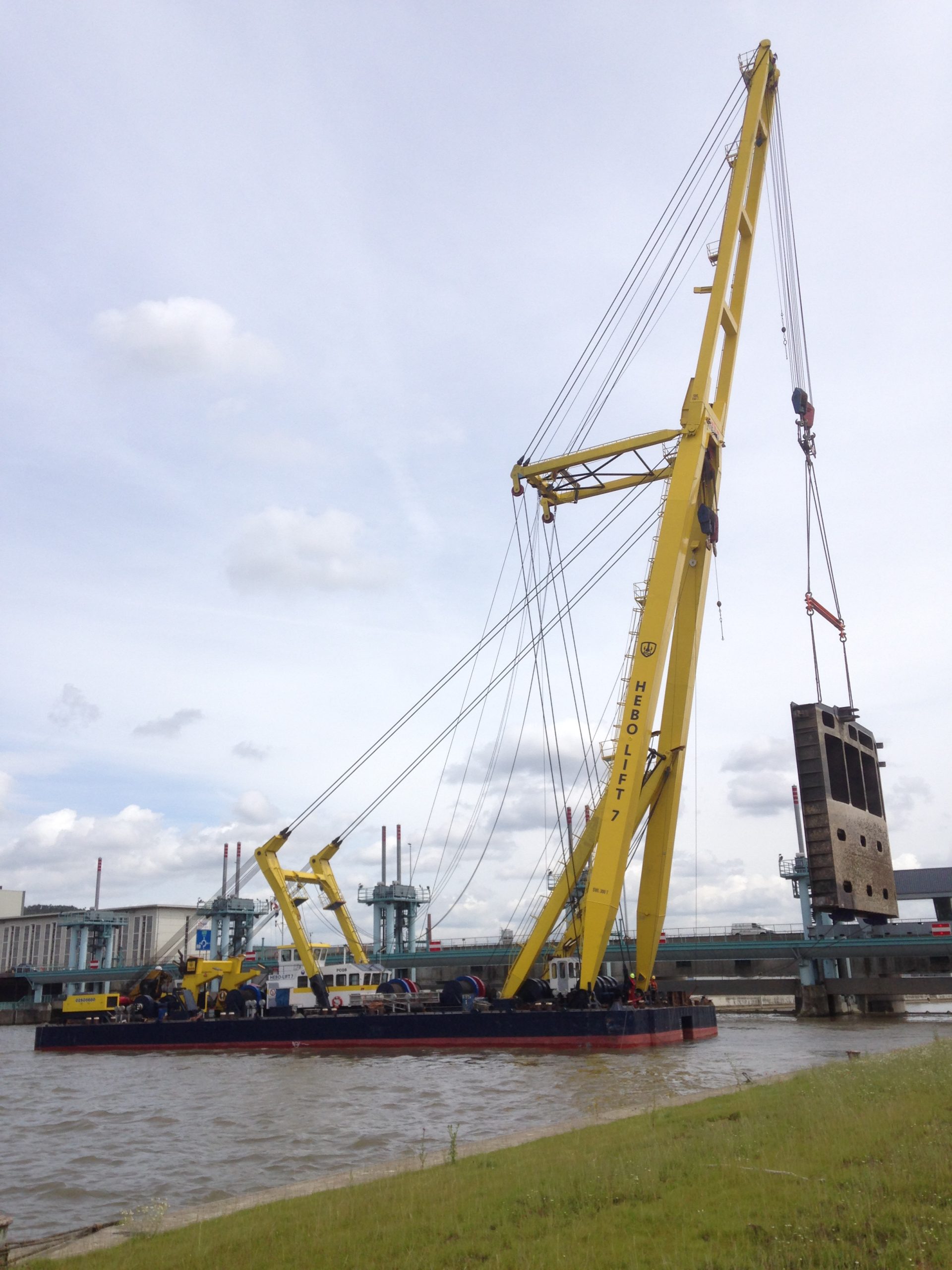 Floating cranes & pontoons – Our experience in heavy lift is your best ...